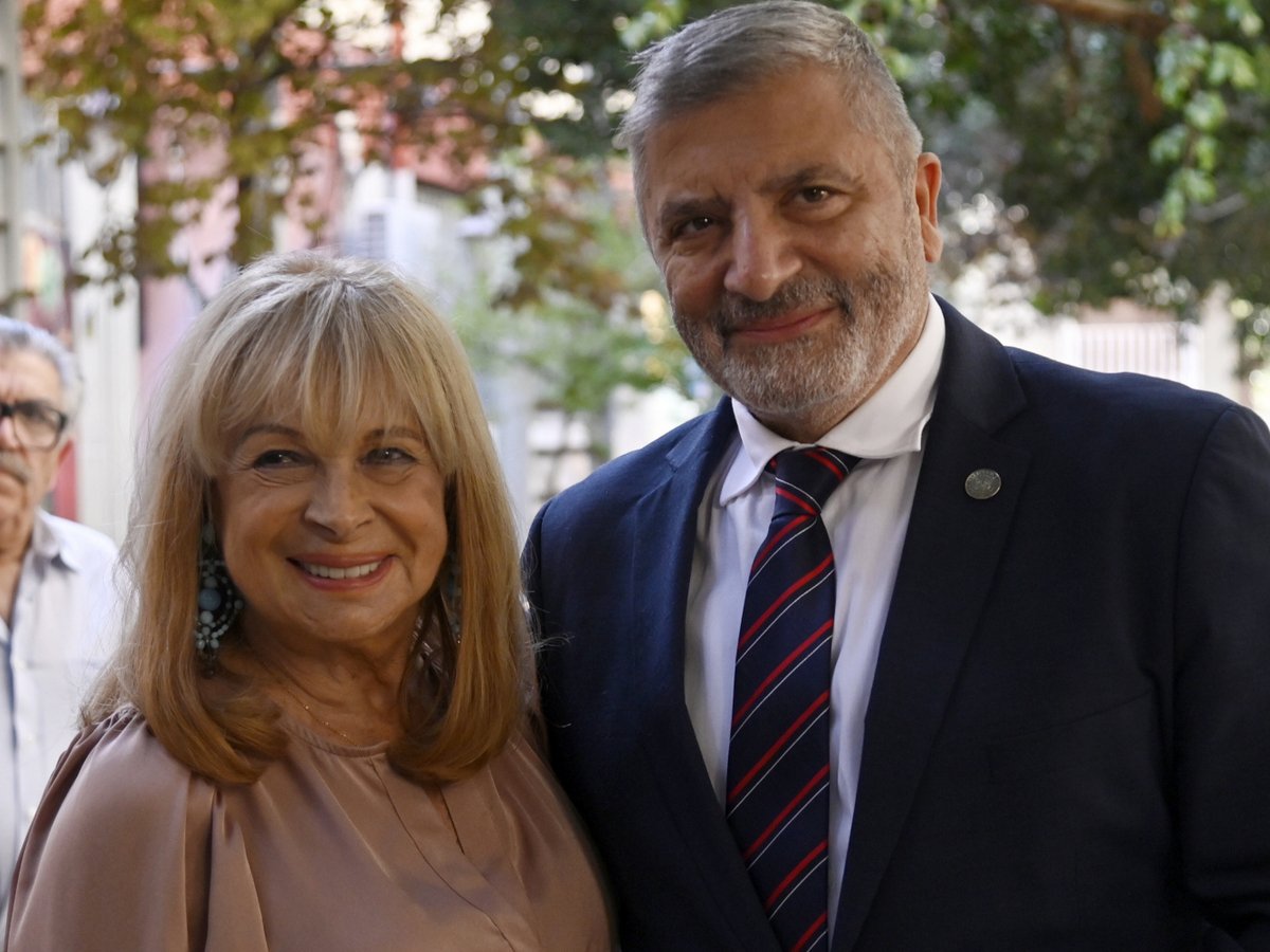 Η Άννα Φόνσου εμφανώς συγκινημένη καλωσόρισε ΣΤΟ ΣΠΙΤΙ ΤΟΥ ΗΘΟΠΟΙΟΥ τον ...